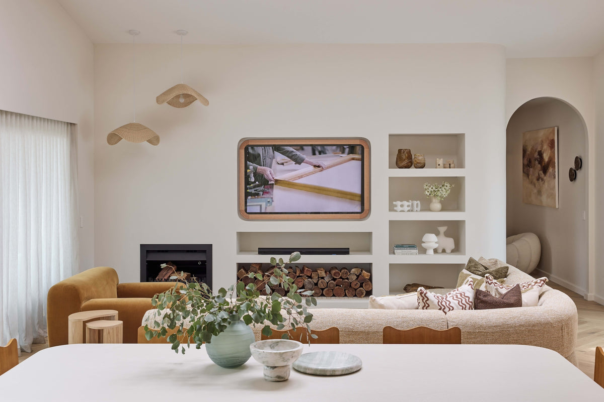 Contemporary Curve TV-Mirror | FRAMING TO A T